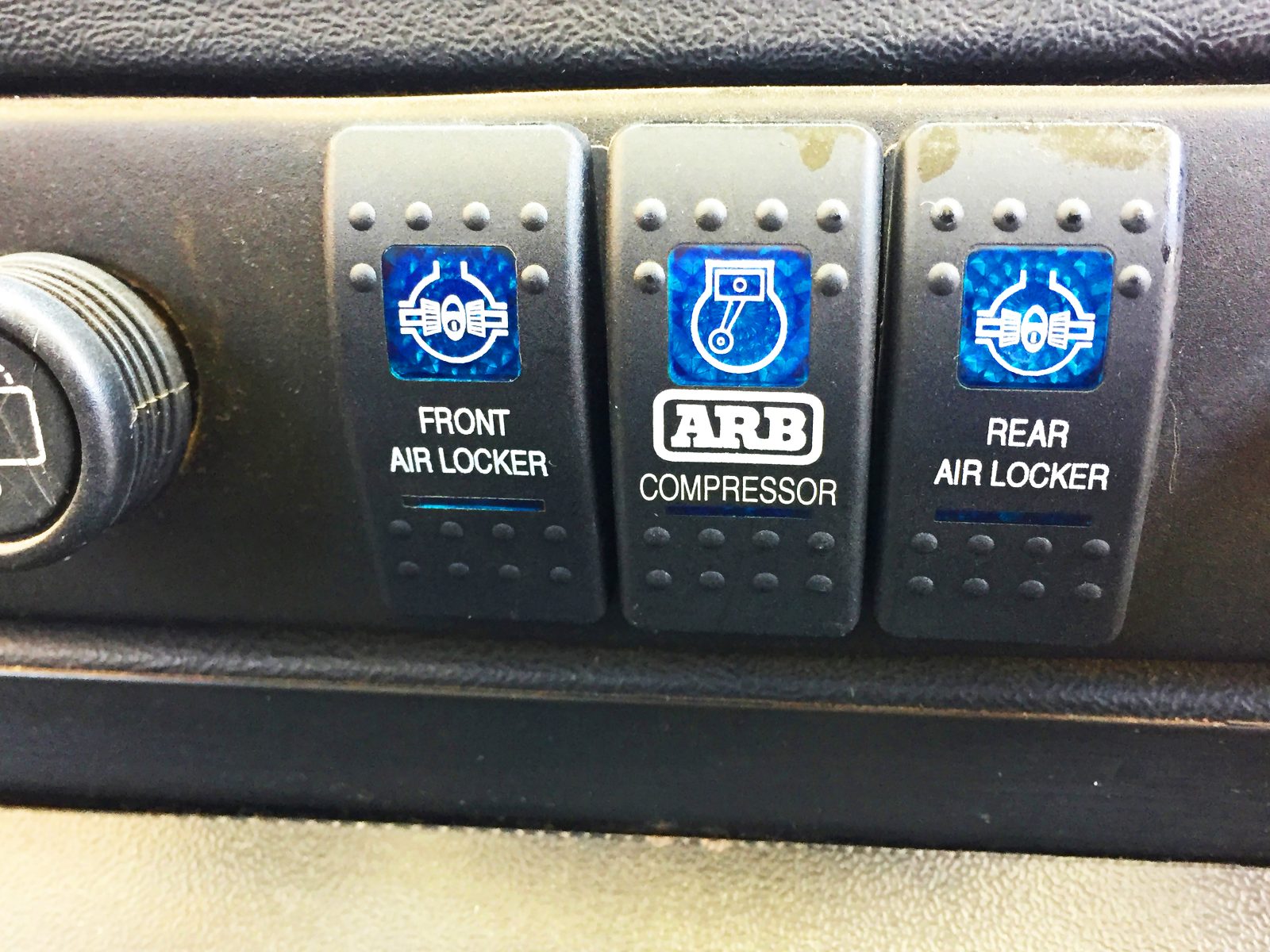 09 ARB Air Locker switches-edit - Pat Callinan's 4X4 Adventures