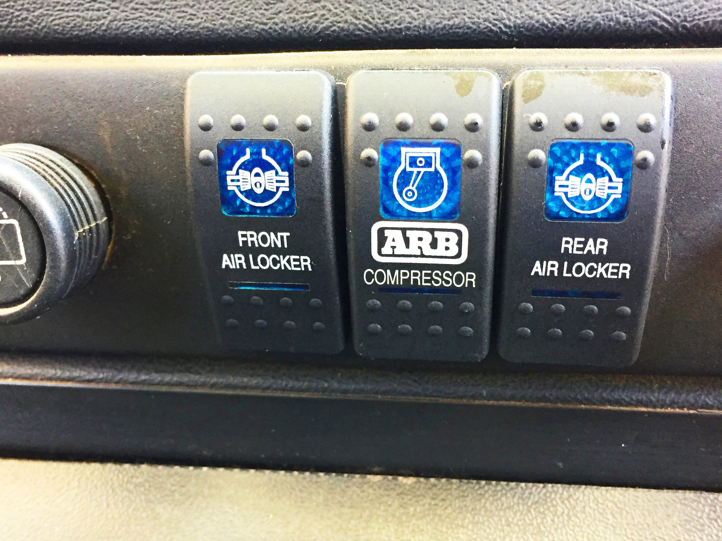 09 ARB Air Locker switches-edit - Pat Callinan's 4X4 Adventures