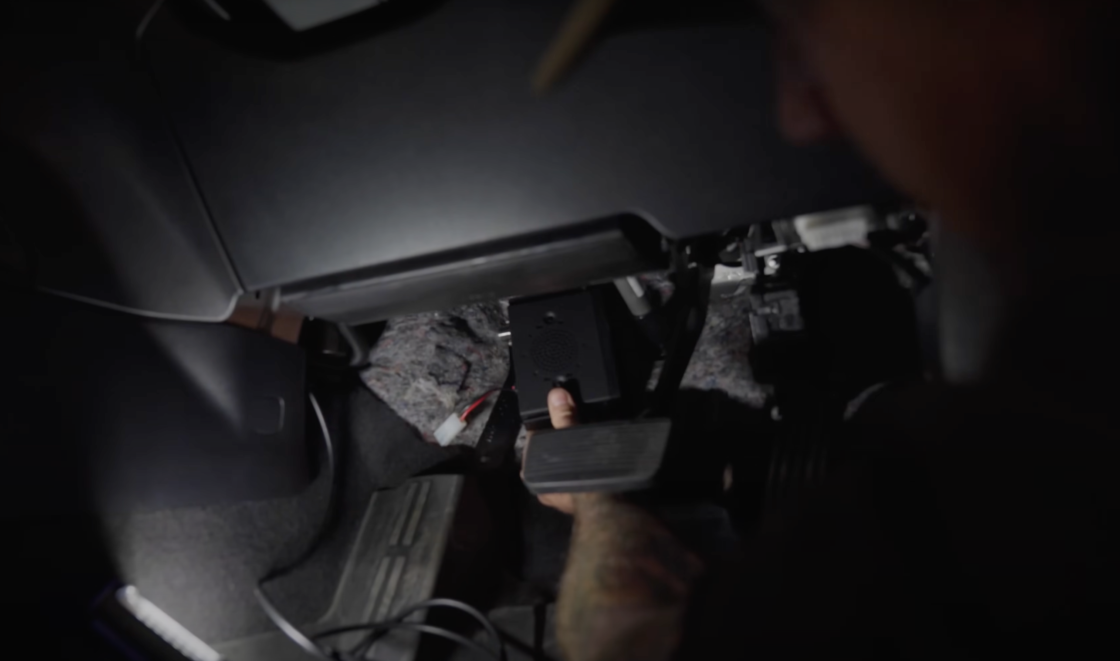 DIY UHF Install In A Next-Gen Ranger Or Everest - Pat Callinan's 4X4 ...