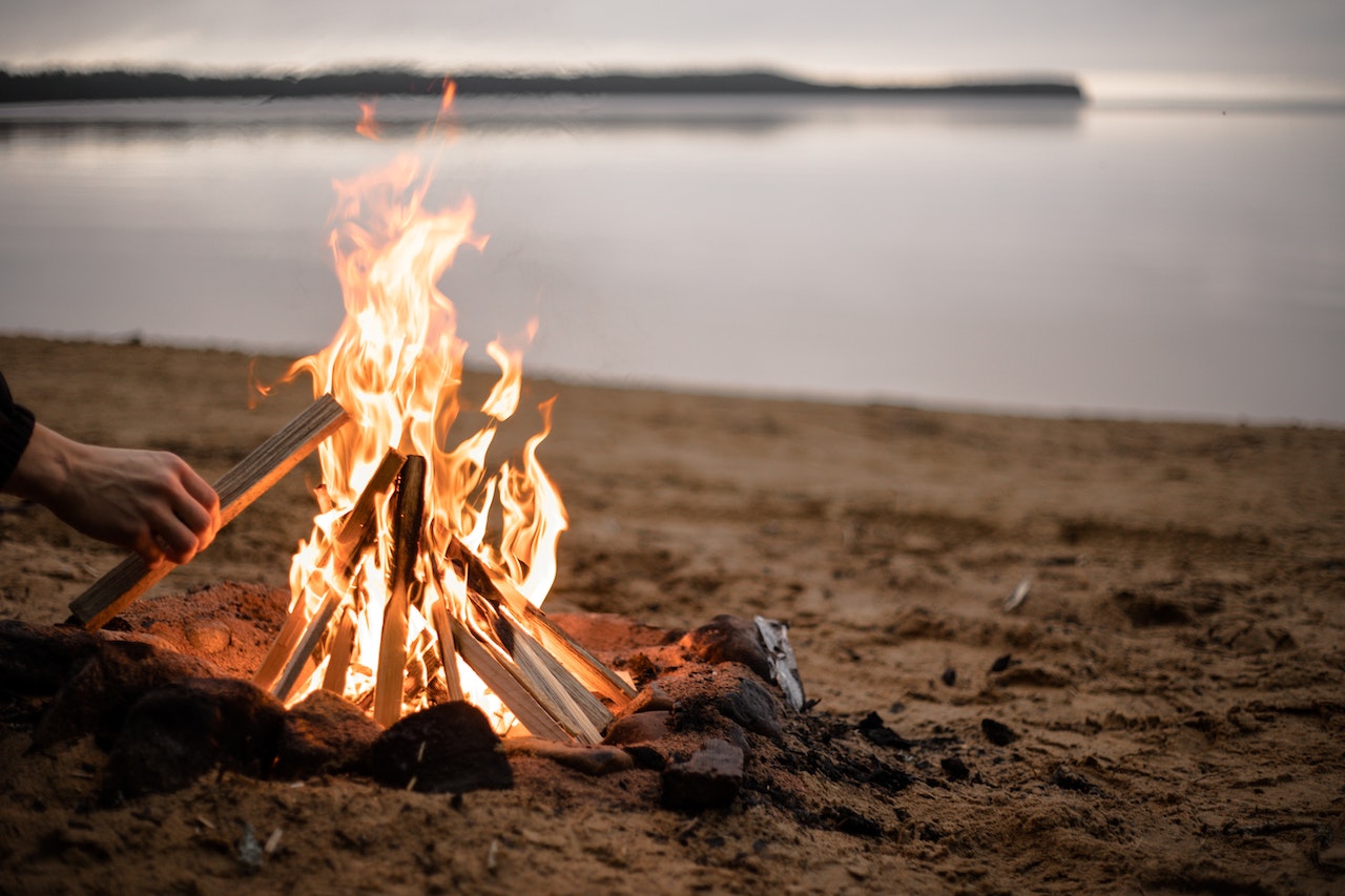 How to make the perfect campfire and the science behind it